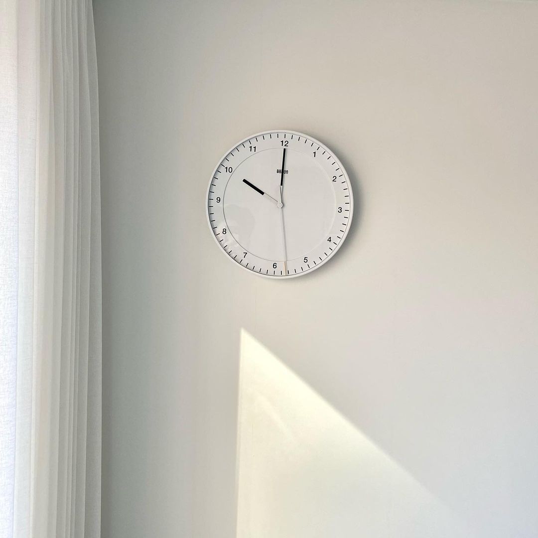 Braun Clocks - BC06 Classic Analogue Wall Clock - White – Heima