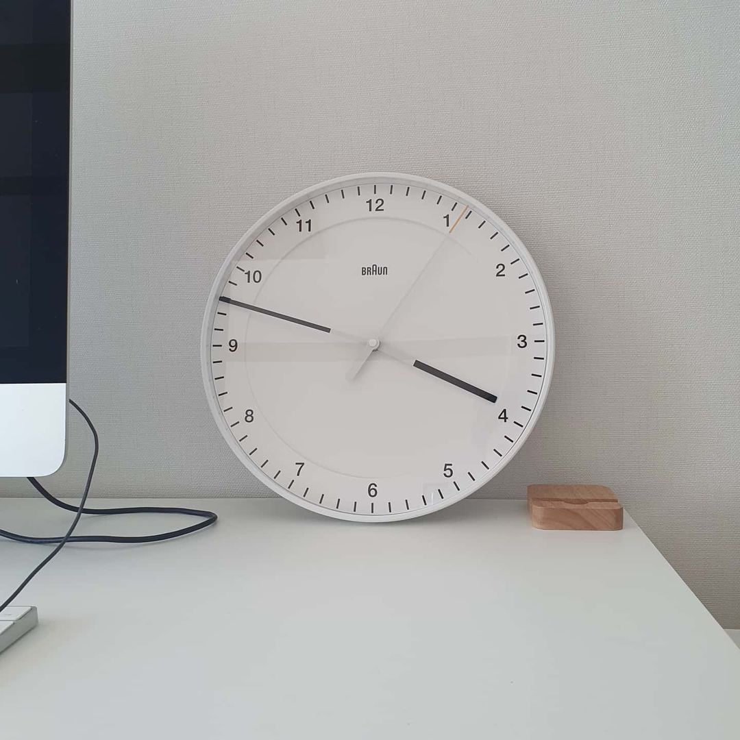 Braun Clocks - BC06 Classic Analogue Wall Clock - White – Heima